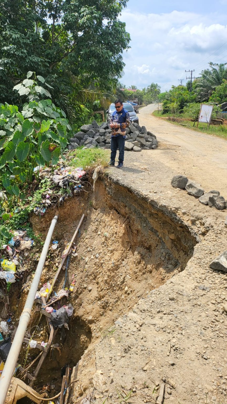Marhoni Suganda Tinjau Perbaikan Jalan di Dusun Tebing Tinggi, Soroti ...